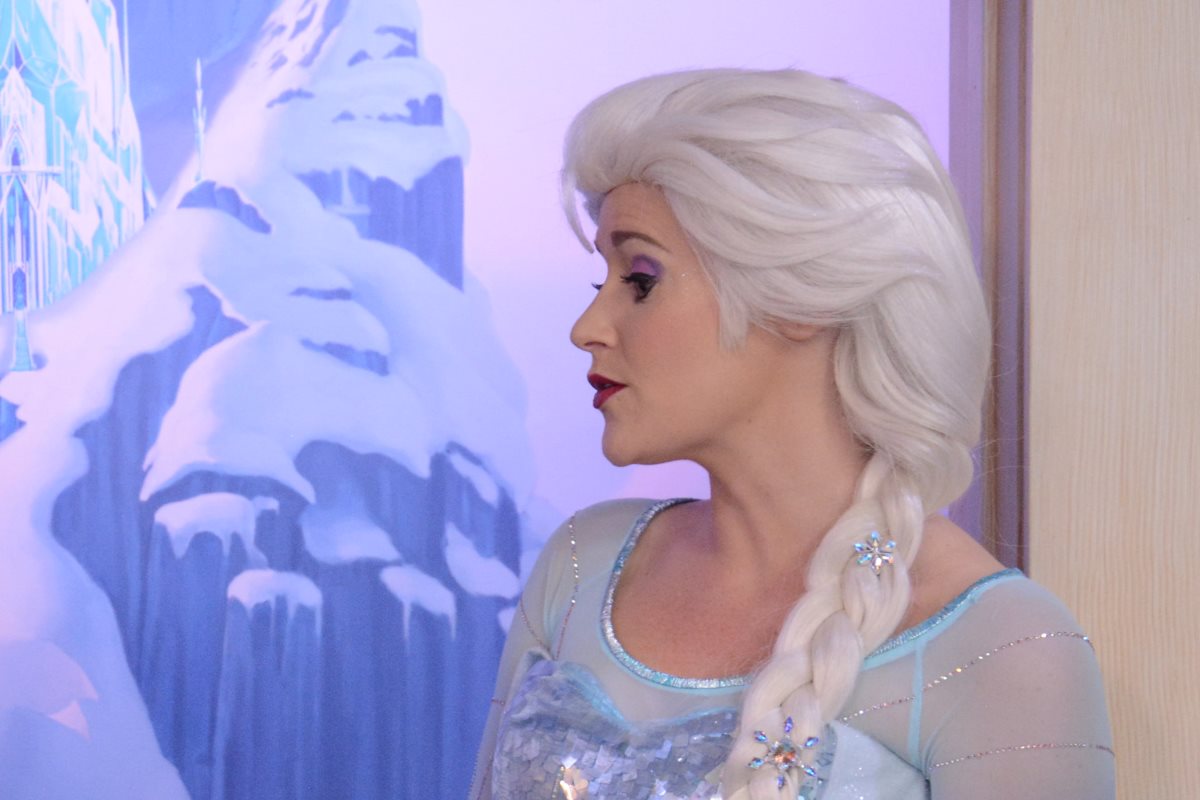 Meet Anna and Elsa at Royal Sommerhus | EPCOT